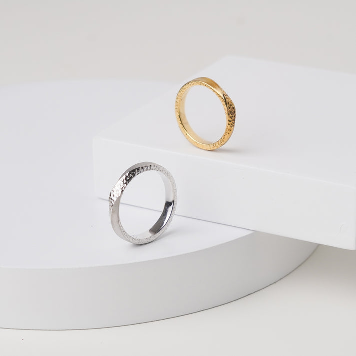 Mobius Hammered Ring – Surosmith